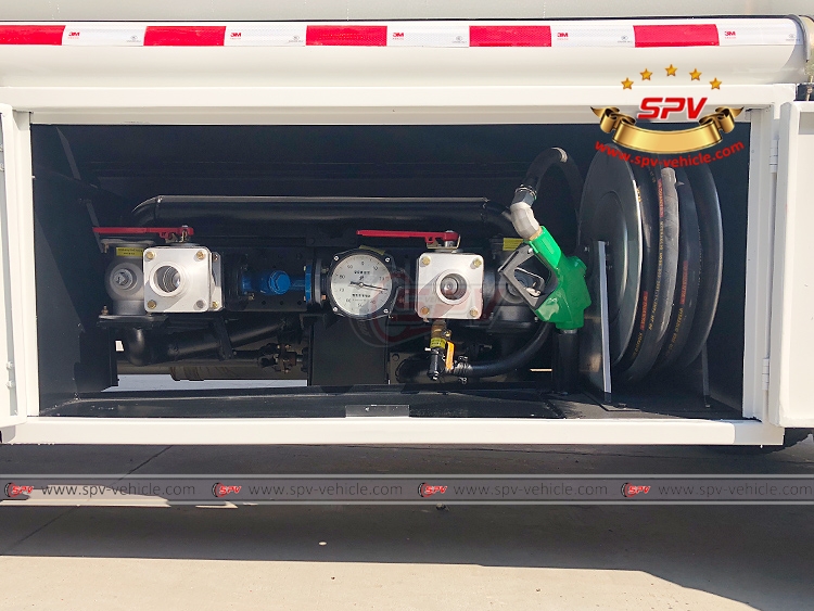 8,000 Litres (2,100 Gallons) Fuel Tank Truck, Oil Tank Truck, Refuel ...